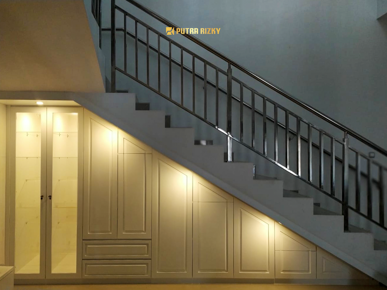 Ini Nih Cara Tepat Memanfaatkan Sisa Ruang Bawah Tangga! - Putra Rizky ...